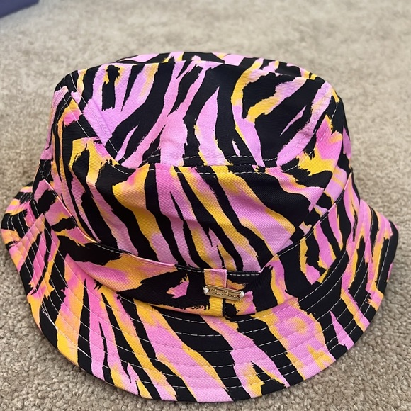 Beach Bunny | Accessories | Beach Bunny Cabana Animal Scarlett Bucket ...